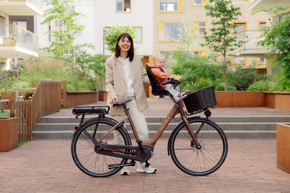 De E-Common Family elektrische fiets van Cortina mét mand | Mamabaas
